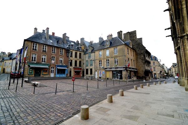 Le Parvis De La Cathédrale I - Bayeux