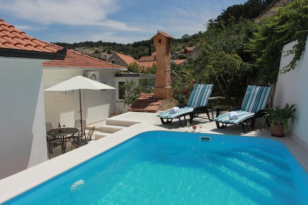 Holiday House Pine Tree - Three Bedroom Holiday Home With Pool - Hvar