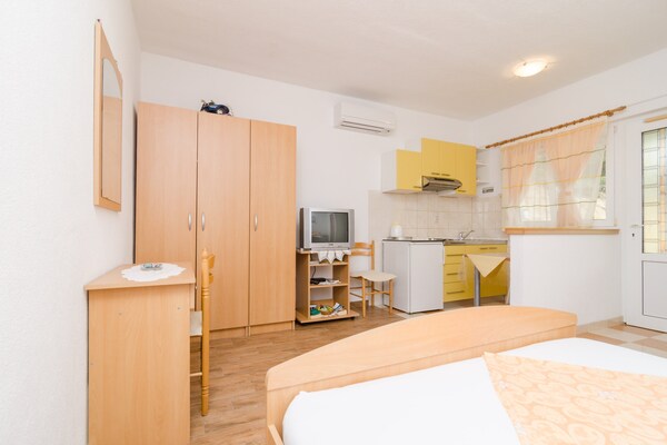 Apartments Skurla - Studio Apartment With Terrace (A1 žUti ) - Mljet