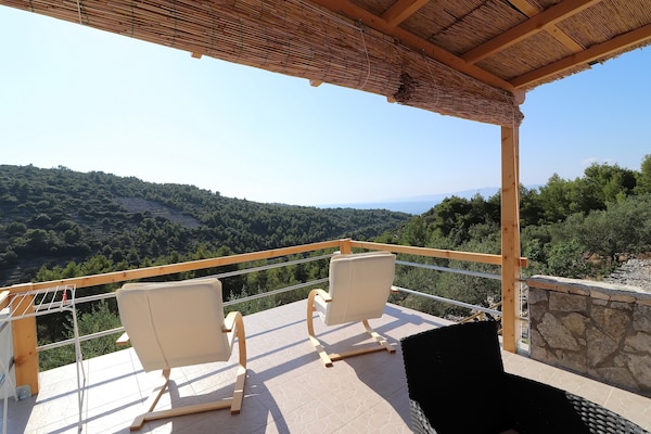 Greenside Cottage Lumi-two Bedroom Holiday Home With Terrace And Sea View - Croatie