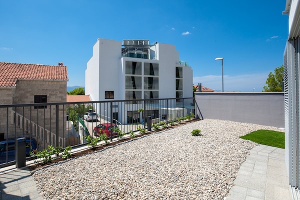 Apartments Dva Galeba - One Bedroom Apartment With Garden Terrace (202) - Bol
