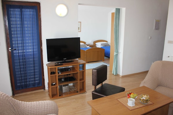 Guest House San Antonio-comfort One Bedroom Apartment With Balcony No.1 - Ploče