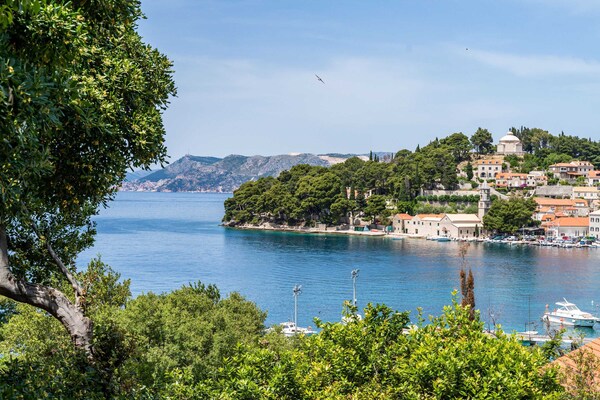 Apartments & Rooms Mara & Petrunjela - Deluxe Double Room With Sea View (Dvokrevetna Soba Deluxe S Bračnim Krevetom I Bočnim Pogledom Na More) - Br. 4 - Cavtat