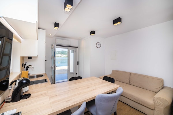 Apartments Ema -  Studio Apartment With Sea View ( Carpe Diem ) - Ploče