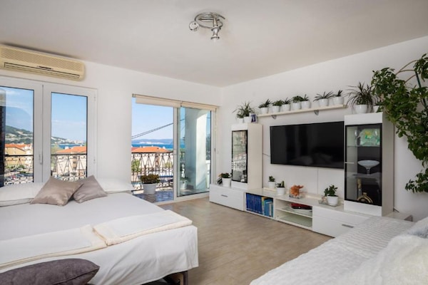 Omis River & Sea Escape - One Bedroom Apartment With Balcony And Sea View - Omiš