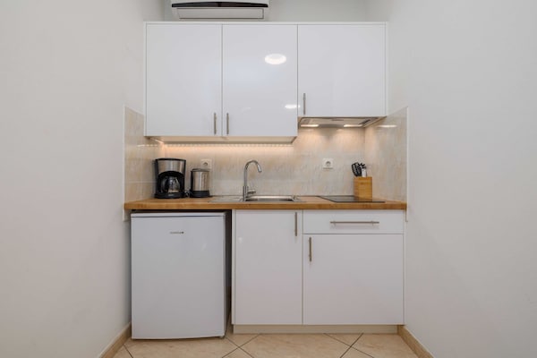 Wonderful Krk Island Stay: Shared Pool, Grill Patio, And Nearby Beaches - Studio Apartment - Krk