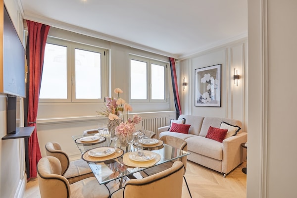 Comete - Eiffel Tower - Paris