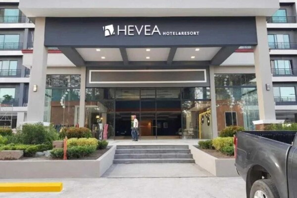 Chic Double Suite Life At Sunday Hevea Resort - Angeles