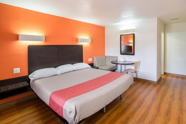 1 King Bed  Non-smoking Micfridge - El Paso, TX