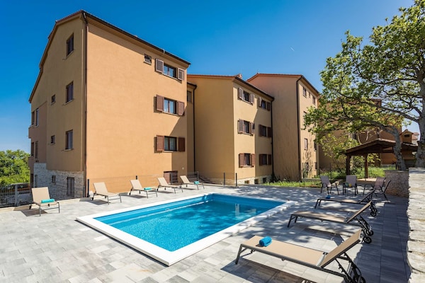 Cesare 3 - Modern Apartment With Shared Pool - Medulin