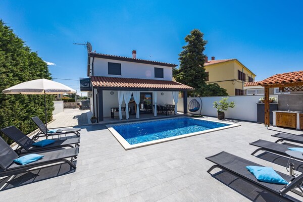 Villa Bavaria With Pool, Jacuzzi, Table Tennis - プーラ
