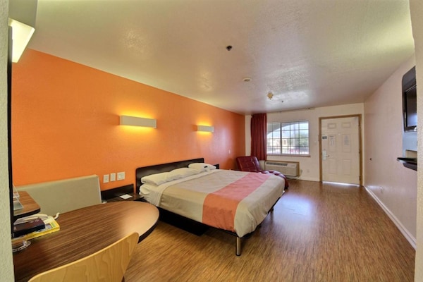 1 King Bed  Smoking - Edinburg, TX
