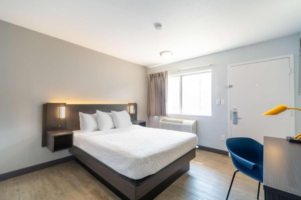 1 Queen Bed Mob Acc Ri Shwr Nsmk Micfridg - Del Rio, TX