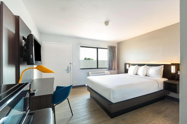 1 Queen Bed Non-smoking Micfridge - Del Rio, TX