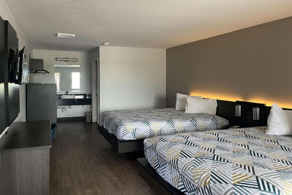 2 Queen Beds Smoking - Seguin, TX