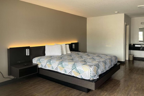 1 King Bed Non-smoking - Seguin, TX