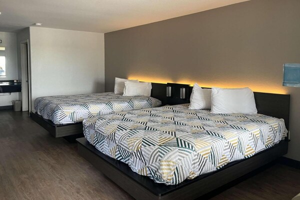 3 Queen Beds Non-smoking - Seguin, TX