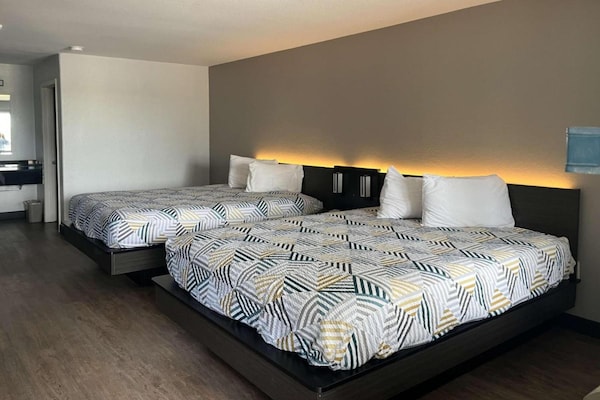 2 Queen Beds Non-smoking - Seguin, TX