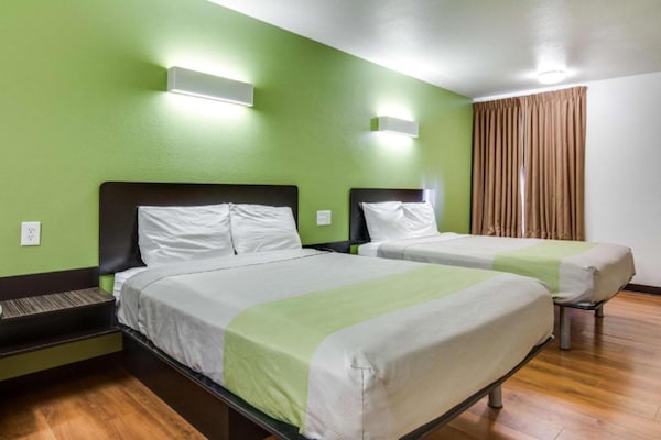 2 Queen Beds  Smoking Micfridge - Longview, TX