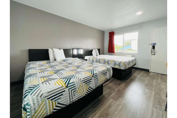 2 Queen Beds  Mini Fridge - Santee, CA