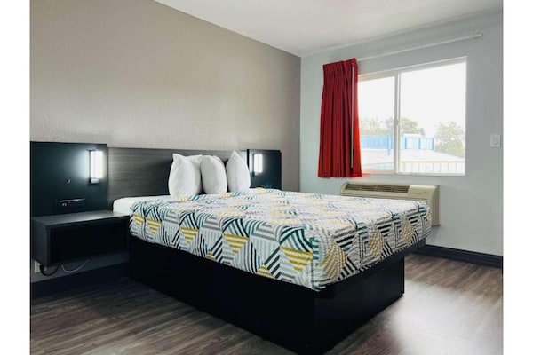 1 Queen Bed - La Mesa, CA