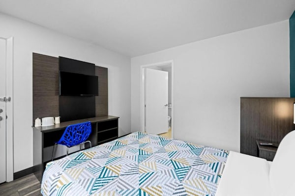 1 Queen Bed Ada/ri Shower - Monterrey, CA