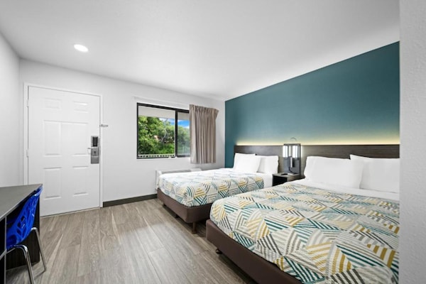 2 Full Beds - Monterey, CA