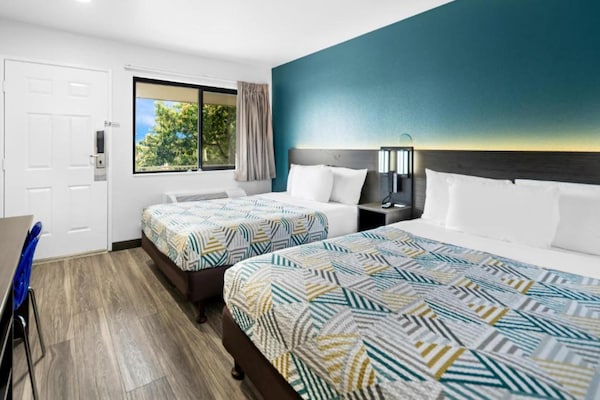 2 Full Beds  Mini Fridge - Monterey, CA