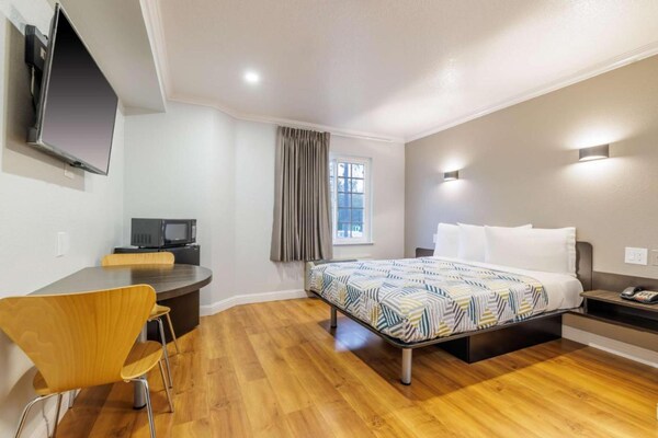 1 Queen Bed  Non-smoking Micfridge - Auburn, CA