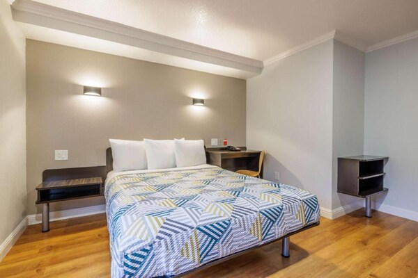1 Queen Bed  Mobil Access Tub Nsmk Micfridg - Auburn, CA