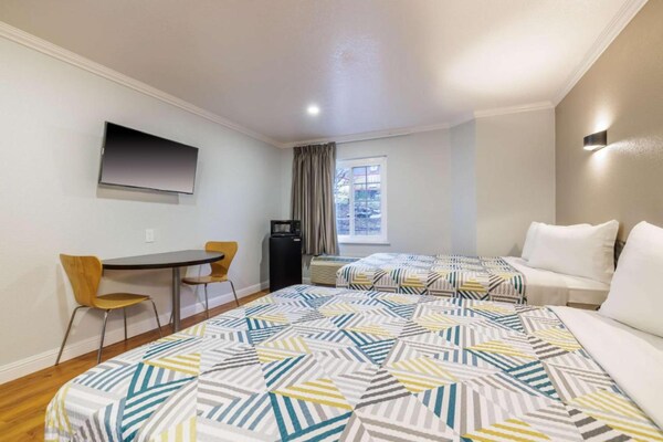 2 Full Beds  Non-smoking Micfridge - Auburn, CA