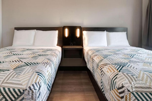 2 Queen Beds  Non-smoking Micfridge - Arcata, CA