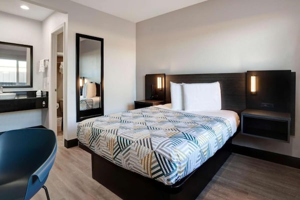 1 Queen Bed  Ada/ri Shower/micfridge - Eureka, CA