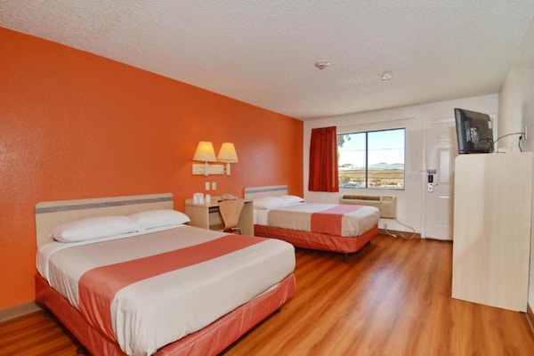 2 Full Beds Mini Fridge - Palm Springs, CA
