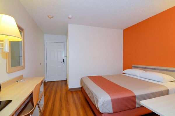 1 Queen Bed - Palm Springs, CA