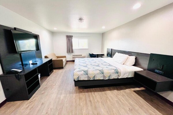 1 King Bed  Non-smoking Micfridge - Laughlin, NV