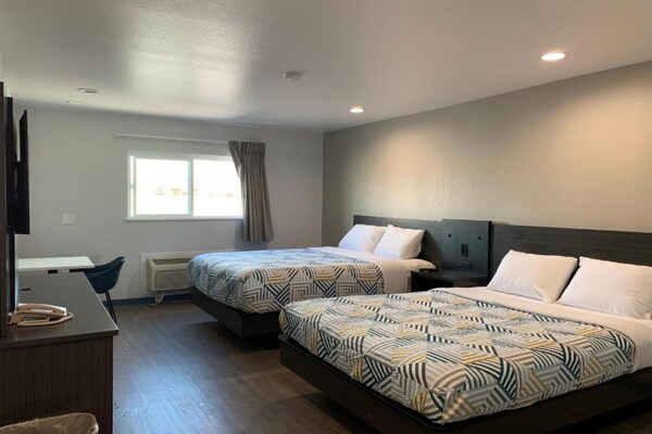 2 Queen Beds Non-smoking Micfridge - Laughlin, NV