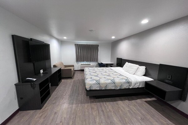 1 King Bed Mob Acc Ri Shwr Nsmk Micfridg - Laughlin, NV