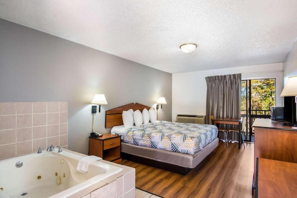 1 King Bed  Non-smoking Micfridge - Lake Hamilton, AR