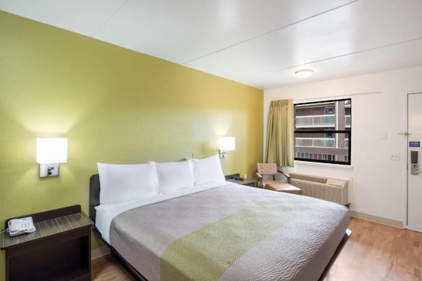 1 King Bed  Non-smoking Kitchen - Colorado Springs, CO