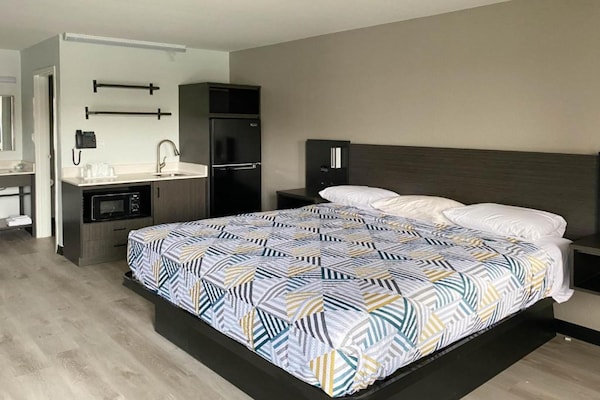 1 King Bed Non-smoking Kitchen - 列治文