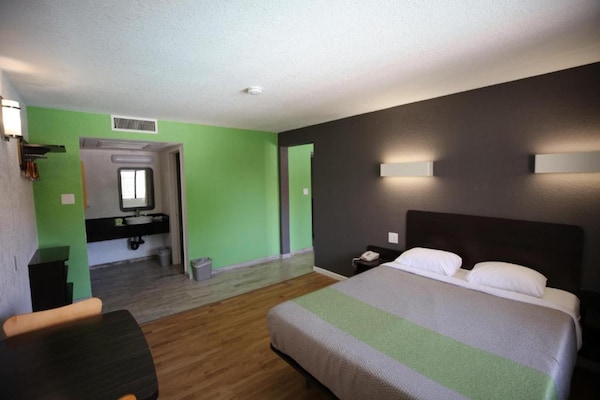 1 Queen Bed  Suite Non-smoking Kitchen - Barstow, CA