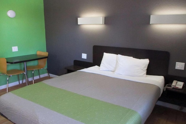 1 Queen Bed  Ada/ri Shower - Barstow, CA