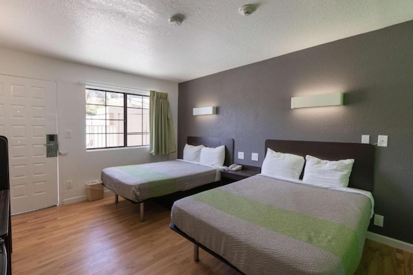 2 Queen Beds  Suite Non-smoking Kitchen - Barstow, CA
