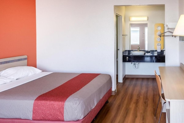 1 Queen Bed Micfridge - Bakersfield, CA