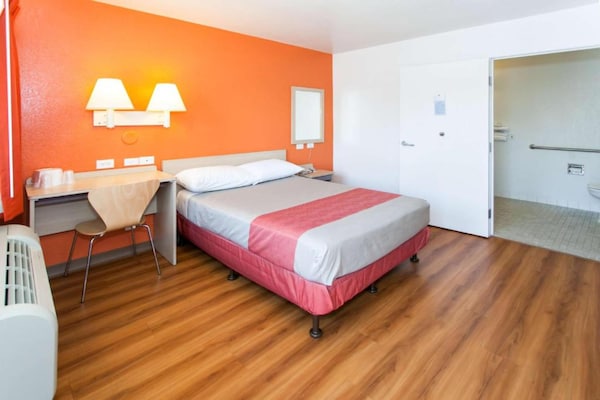 1 Queen Bed Smoking - Alhambra, CA