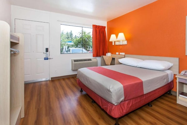 1 Queen Bed - Alhambra, CA