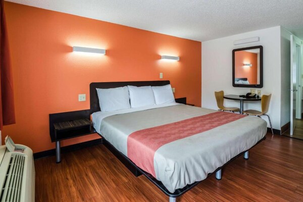 1 King Bed  Smoking Micfridge - Blue Ridge, VA