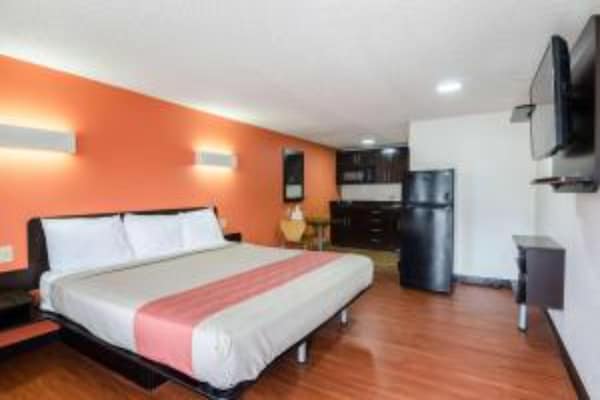 1 King Bed  Non-smoking Micfridge - Virginia