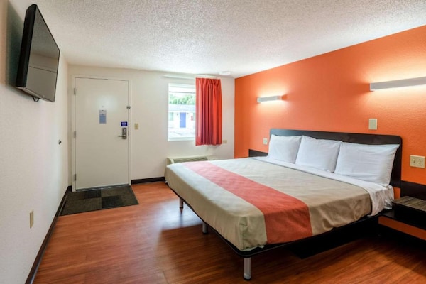 1 King Bed  Non-smoking Kitchen - Blue Ridge, VA